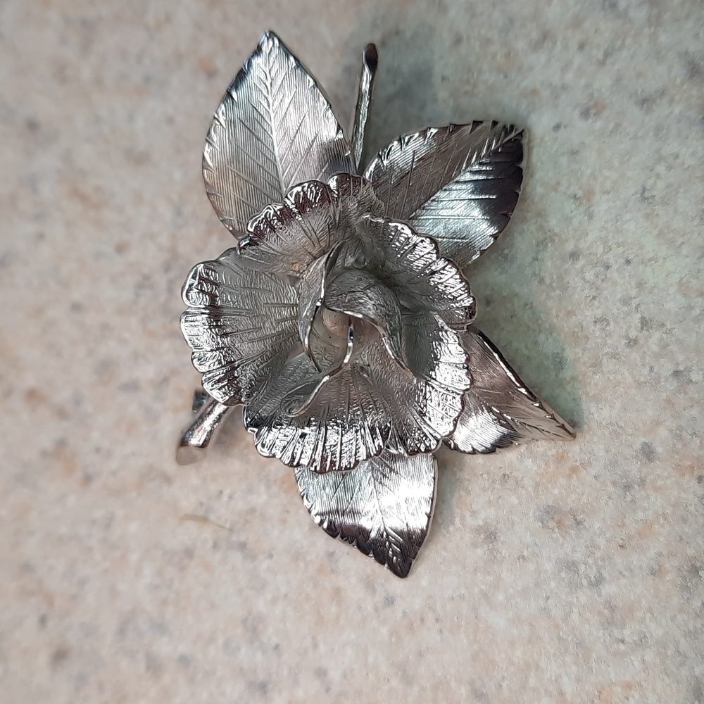 Giovanni Silver Tone Brushed Metal Flower Brooch - Gem